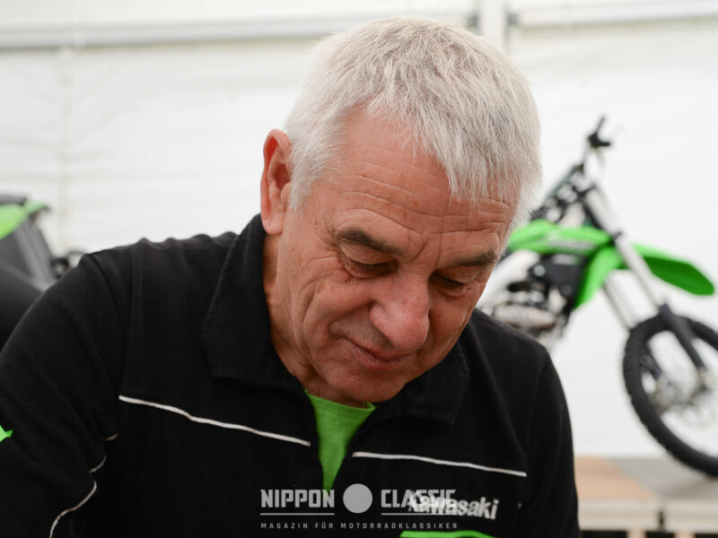 Toni Mang übergibt seine Kawasaki KR 250 an den P.S. Speicher